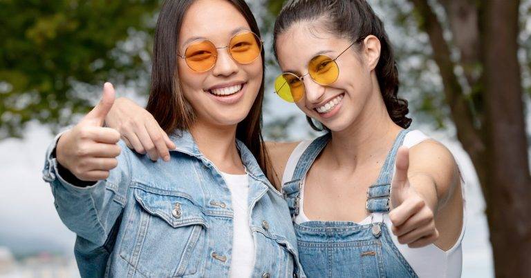 How to Reconnect with Old Friends Without Awkwardness